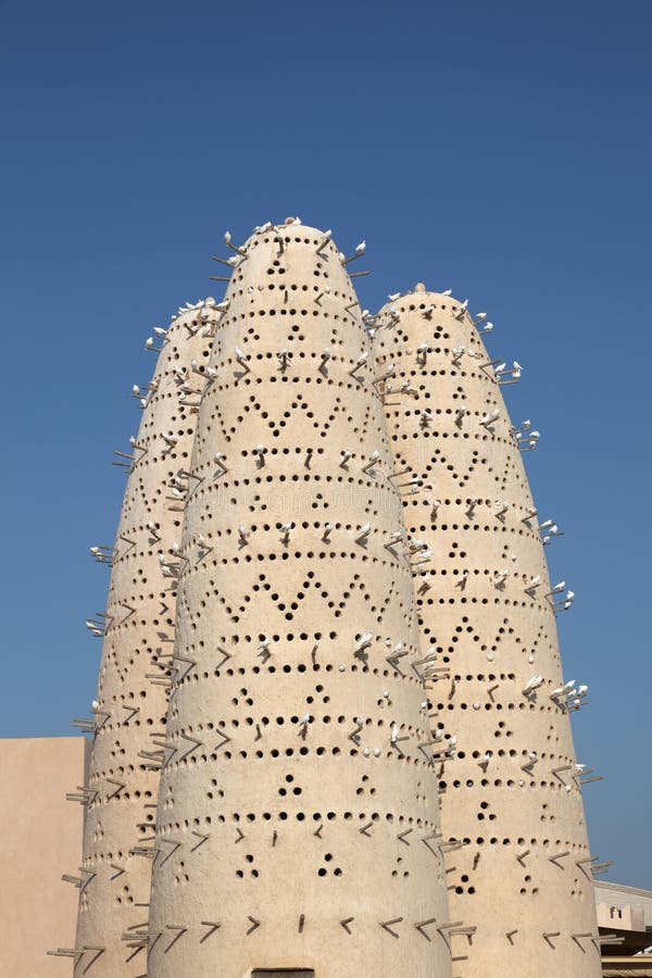 Torres De Palomas En Doha, Qatar Foto de archivo - Imagen de paloma ...