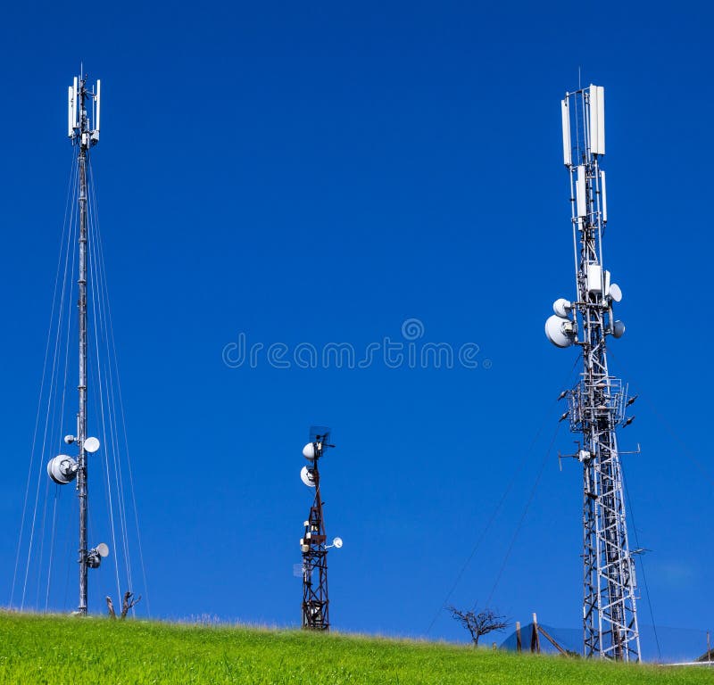 Torres De La Telecomunicación Foto de archivo - Imagen de cuesta ...