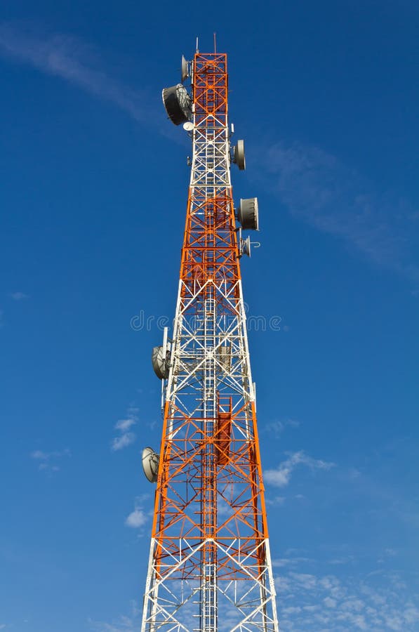 Torre De Las Telecomunicaciones Foto de archivo - Imagen de azul, cielo ...