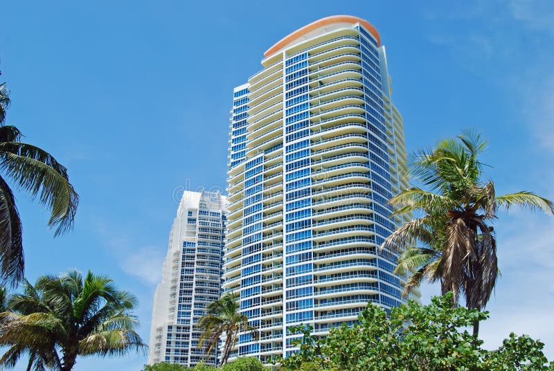 Torres De Lujo De La Propiedad Horizontal De Miami Beach Imagen de ...