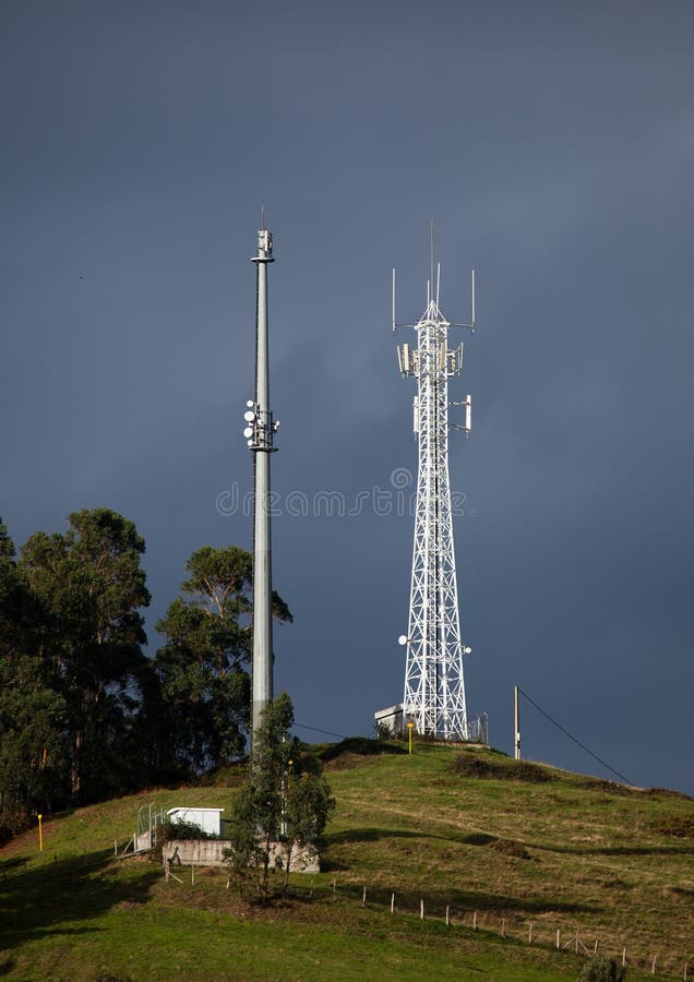 Torre Das Telecomunicações Com Antenas Dos Telefones Celulares Foto de ...