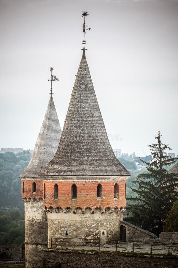 Torres De Um Castelo De Pedra Medieval Imagem de Stock - Imagem de nave ...