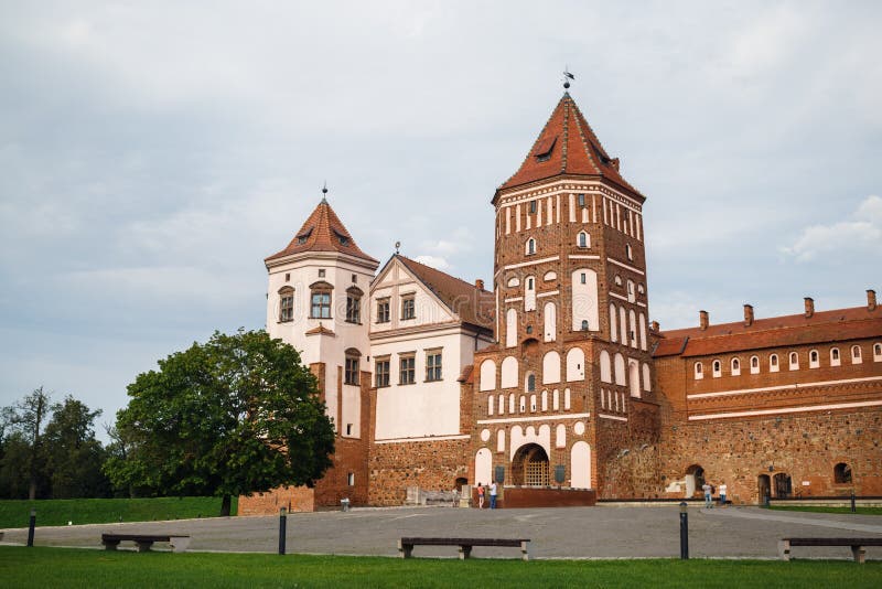 Torres Del Castillo Medieval Foto editorial - Imagen de europeo ...