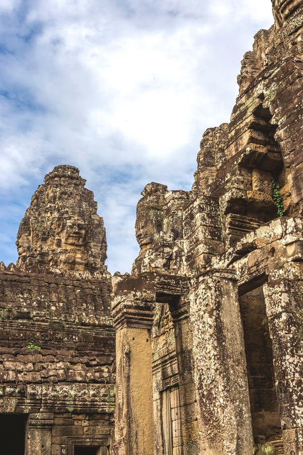 Torres E Galerias Em Angkor Thom, Templo De Bayon Imagem de Stock ...