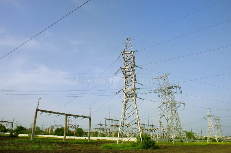 Torres Eléctricas Dos Cables De Las Líneas Eléctricas Foto de archivo ...