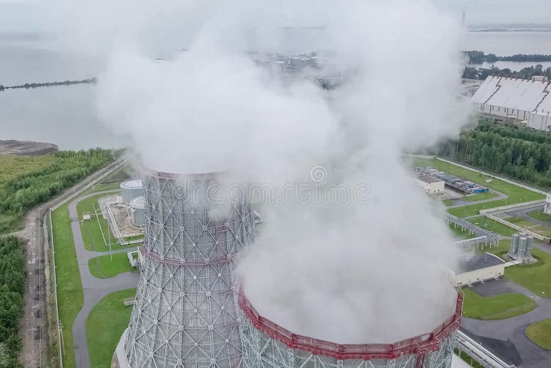 Torres a Vapor Em Alta Das Centrais Nucleares Imagem de Stock - Imagem ...
