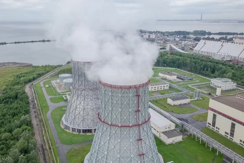 Torres a Vapor Em Alta Das Centrais Nucleares Foto de Stock - Imagem de ...