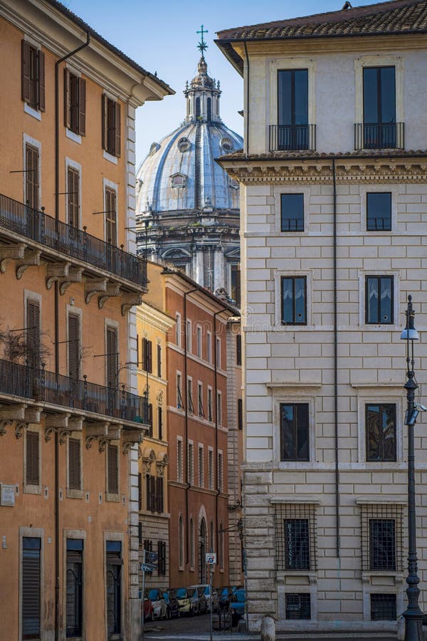 Torres y edificios de roma fotografía editorial. Imagen de calle ...
