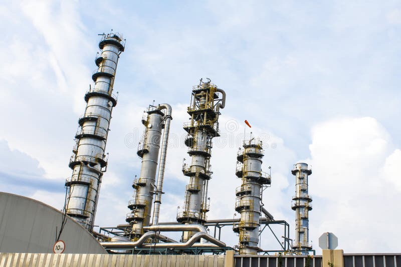 Torre Verticale Della Raffineria in Centrale Petrolchimica Fotografia ...