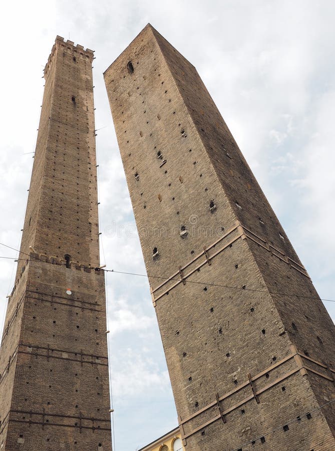 Torri Debido (dos Torres) En Bolonia Imagen de archivo - Imagen de ...