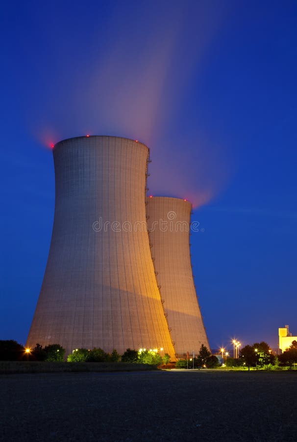 Centrale Nucleare Con Due Torri Di Raffreddamento Immagine Stock ...