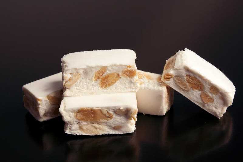 Torrone en fondo negro imagen de archivo. Imagen de torta - 127283375