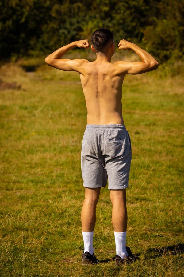 Torse Nu Pendant La Journée D'été Photo stock - Image du homme, bras ... Torse Nu Pendant La Journée D'été Photo stock - Image du homme, bras ...