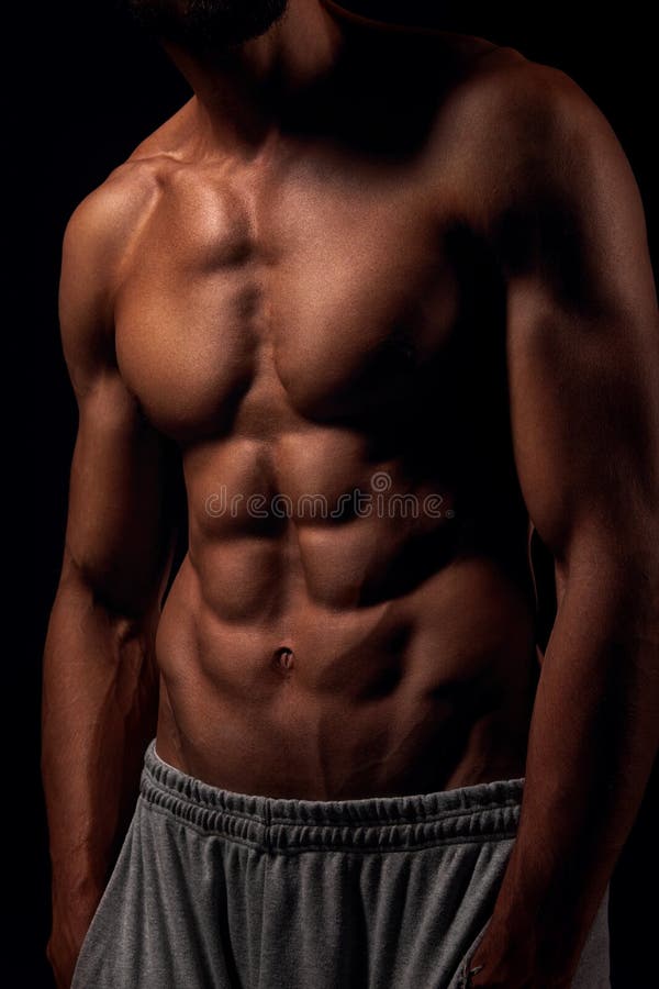 Giovane Uomo Muscolare Che Mostra I Suoi Muscoli Immagine Stock ...