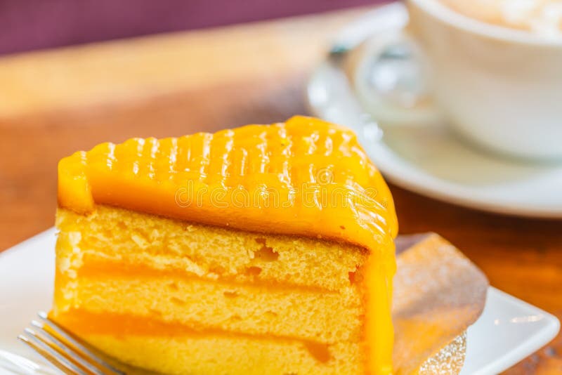 Torta Anaranjada En El Plato Blanco, La Comida Dulce Y La Bebida Imagen ...