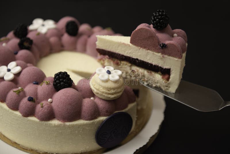 Torta De Blackberry Con Mousse Morada Y Blanca Foto de archivo - Imagen ...