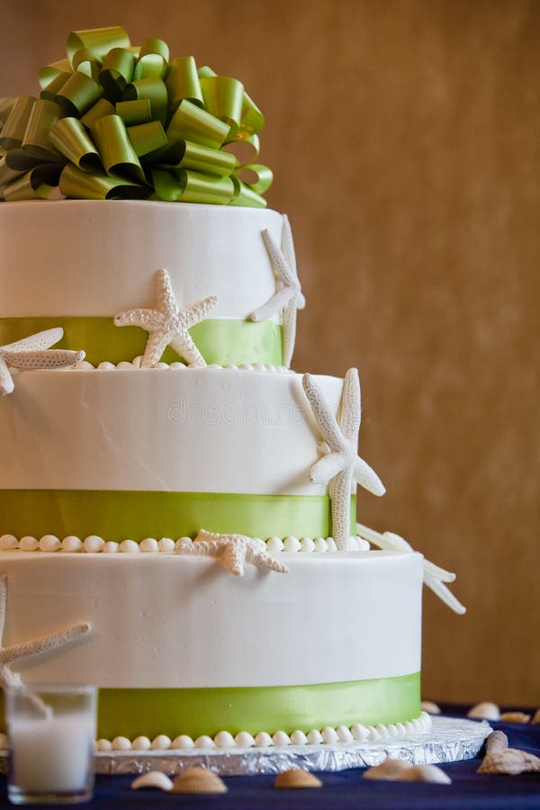 Torta de boda con verde foto de archivo. Imagen de blanco - 24045402