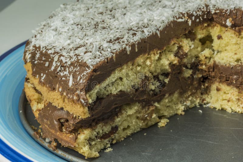 Torta De Chocolate Del Coco En Plato Azul Foto de archivo - Imagen de ...
