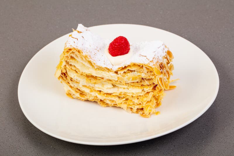 Torta de Milfey con crema imagen de archivo. Imagen de rojo - 128066797