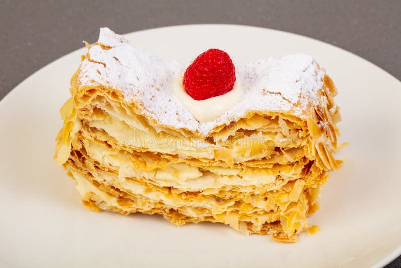 Torta de Milfey con crema imagen de archivo. Imagen de restaurante ...