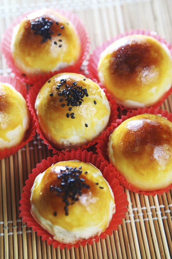 Los Chinos Apelmazan La Nuez Dulce De Relleno Y La Yema De Huevo Salada ...