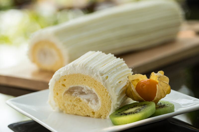 Torta Del Rollo Del Coco Con La Fruta Imagen de archivo - Imagen de ...