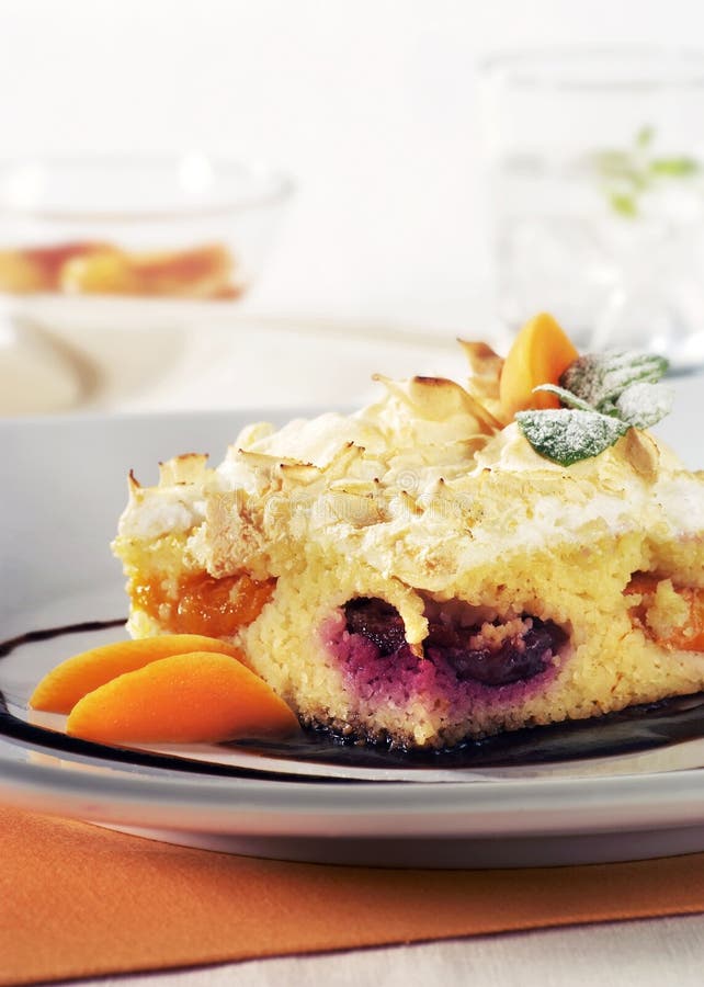 Pastel Dulce De Cuscús Con Fruta Imagen de archivo - Imagen de placa ...