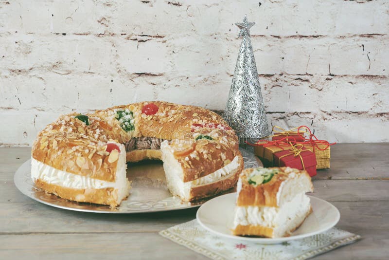 Torta O Roscon De Reyes Del Rey Foto de archivo - Imagen de bocado ...