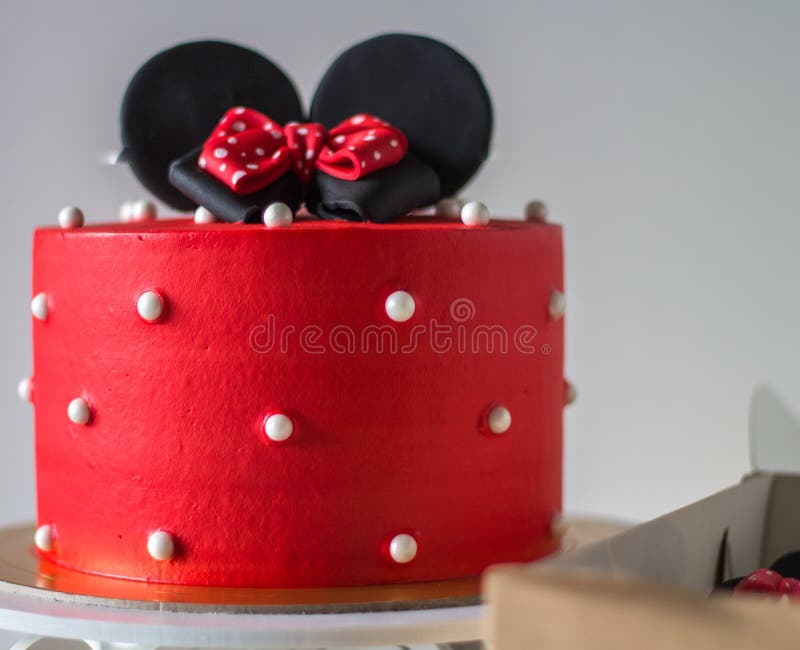Torta Roja Con Los Oídos De Ratón Imagen de archivo - Imagen de ...