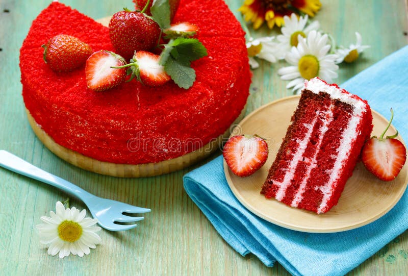 Torta roja del terciopelo foto de archivo. Imagen de delicioso - 123162756