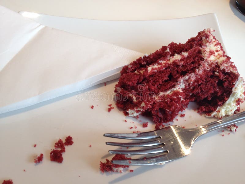 Torta Roja Del Terciopelo Con Crema Foto de archivo - Imagen de ...