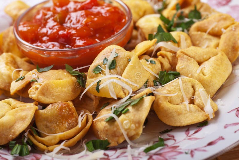 Tortellini fritti fotografia stock. Immagine di cucina - 33707558