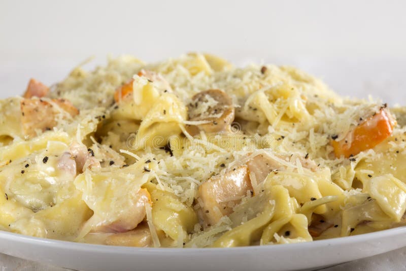 Tortellini Und Ravioli Mit Sauerrahm Stockfoto - Bild von käse, sahnig ...