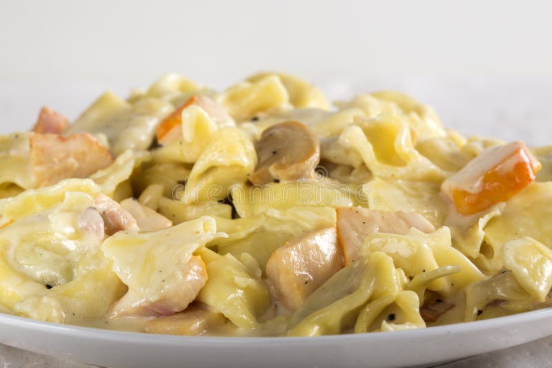 Tortellini Und Ravioli Mit Sauerrahm Stockfoto - Bild von parmesankäse ...