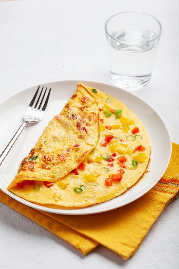Tortilla Con Tomate, Pimiento, Cebolla Y Queso. Desayuno Saludable ...