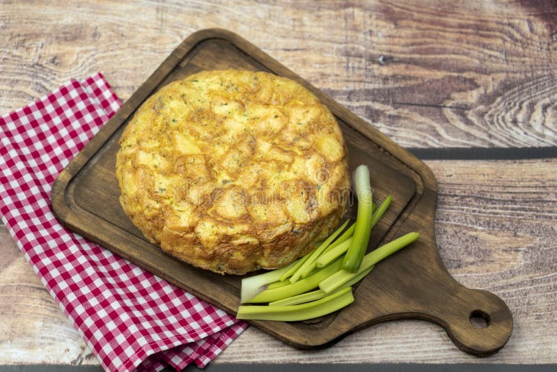 Tortilla De Papas Maison Ou Omelette De Pommes De Terre Sur Une Planche