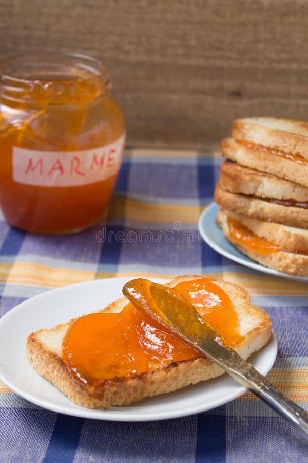 Tostada con la mermelada foto de archivo. Imagen de bocado - 43904192