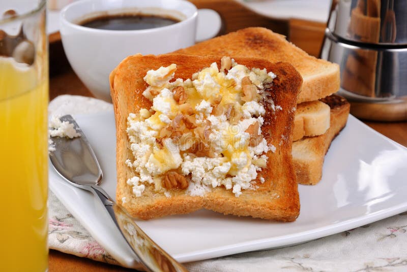 Tostada Con Ricotta En El Desayuno Imagen de archivo - Imagen de ...