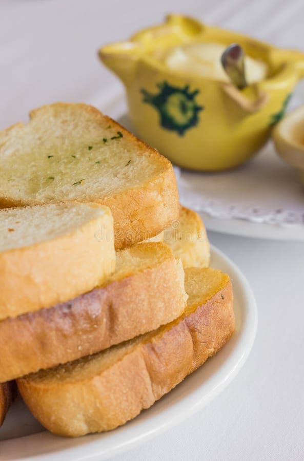 Tostada Del Pan Blanco Con Tapas Del Aioli Imagen de archivo - Imagen ...