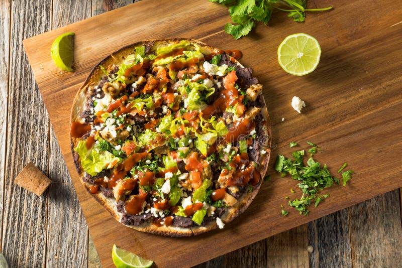 Tostada Grande Caseira Com Frango Foto de Stock - Imagem de placa ...