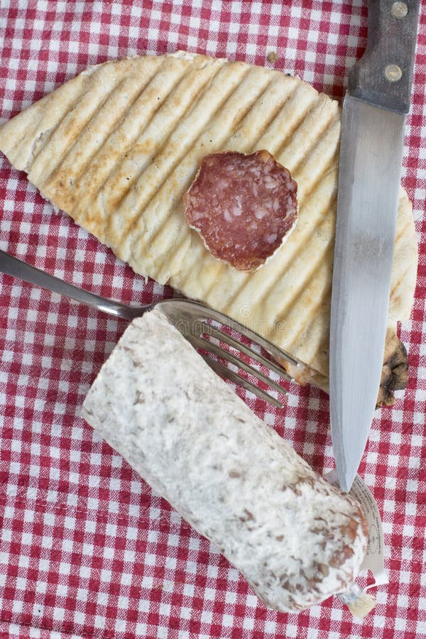 Tostada Hecha Con Pan Y Salami Planos Imagen de archivo - Imagen de ...