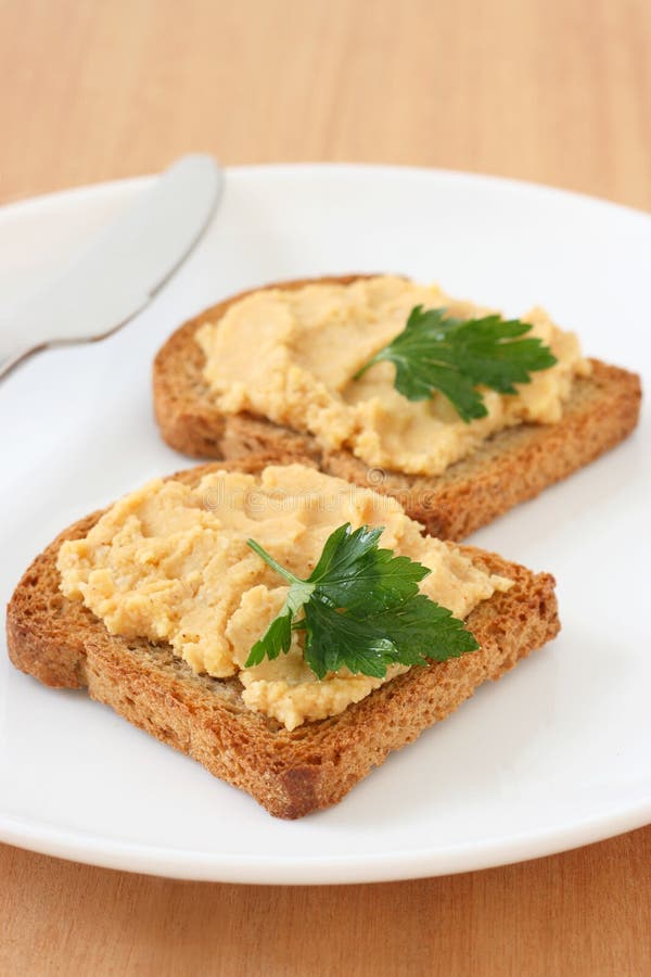 Tostadas con hummus foto de archivo. Imagen de desayuno - 21634526