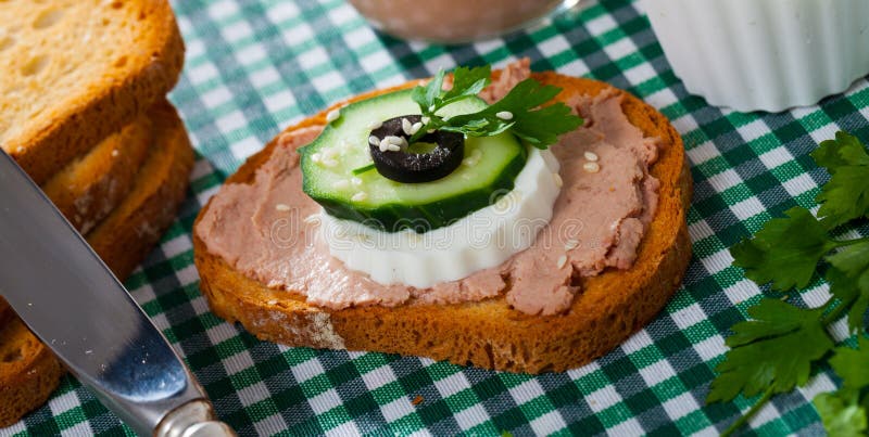 Tostadas Con Pato Y Queso Fresco Imagen de archivo - Imagen de cena ...