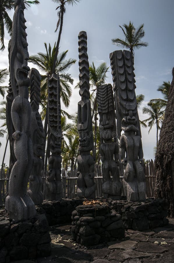 Six totems en bois photo stock. Image du extérieur, peint - 17744740