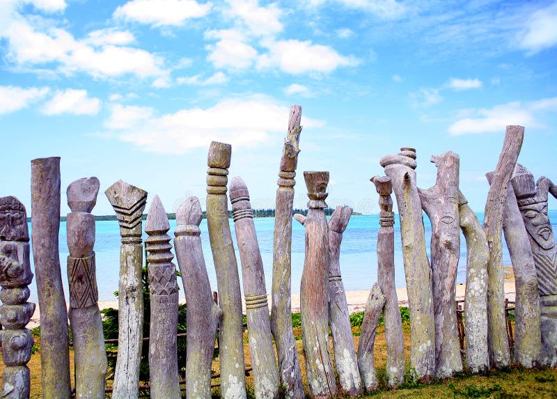 Six totems en bois photo stock. Image du extérieur, peint - 17744740