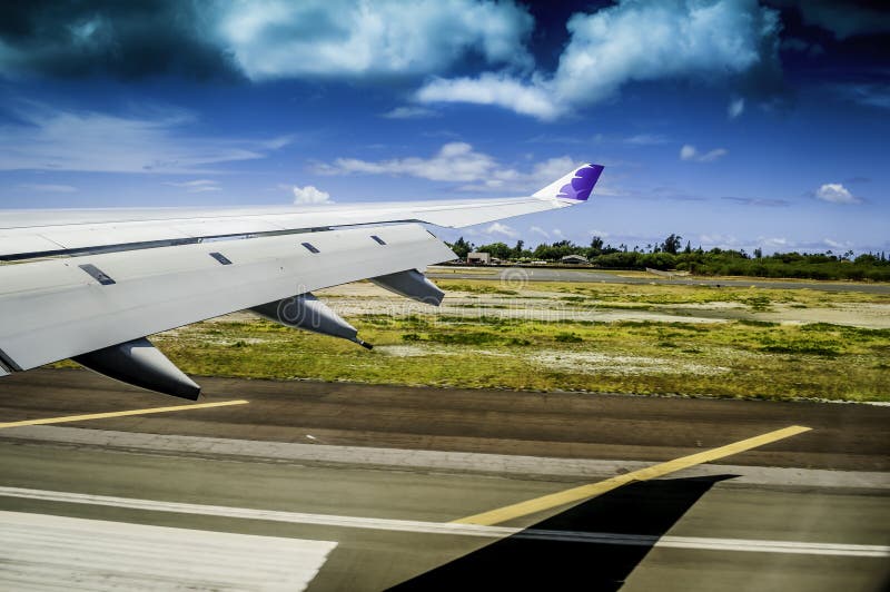 Touchdown at Honolulu Airport Stock Image - Image of tropical, scenic ...