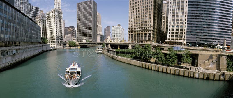 Tour boat on Chicago River editorial photography. Image of illinois ...