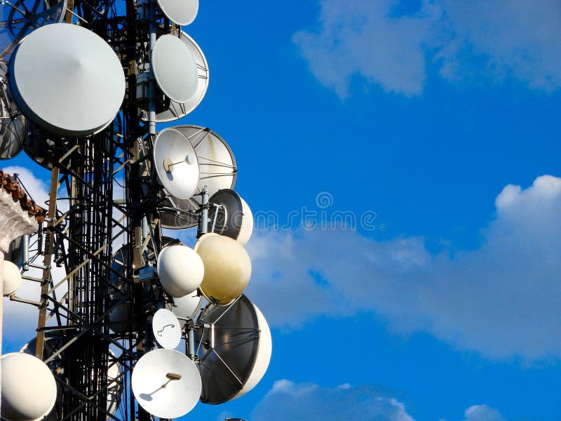 Tour D'antenne De Communication Avec Ciel Bleu, Technologie Des ...