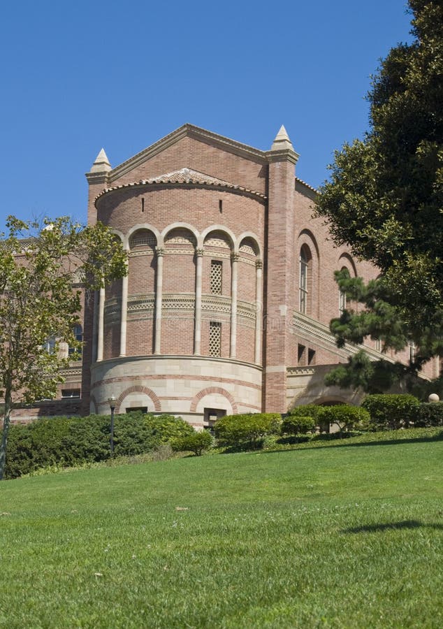 Tour Du Campus Universitaire Photo éditorial - Image du herbe, arbres ...