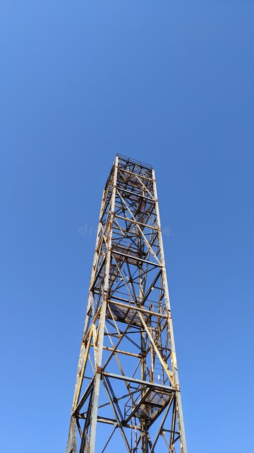 Tour De Levage En Zone Industrielle Image stock - Image du flèche ...